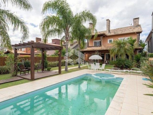 Casa com quatro suítes e fundos pro lago, no Terraville