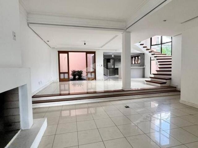Casa com quatro suítes e pátio incrível, no bairro Vila Nova