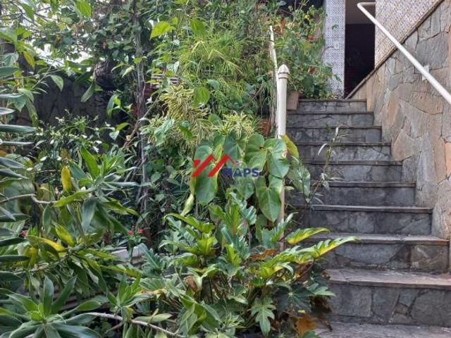 Casa com quatro quartos, e duas vagas de garagem no bairro Sagrada Família Belo Horizonte/MG
