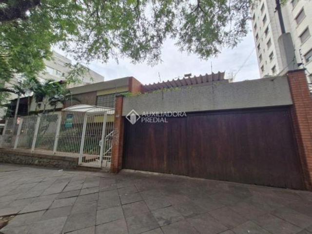 Casa com quatro quartos e duas vagas no Moinhos de Vento