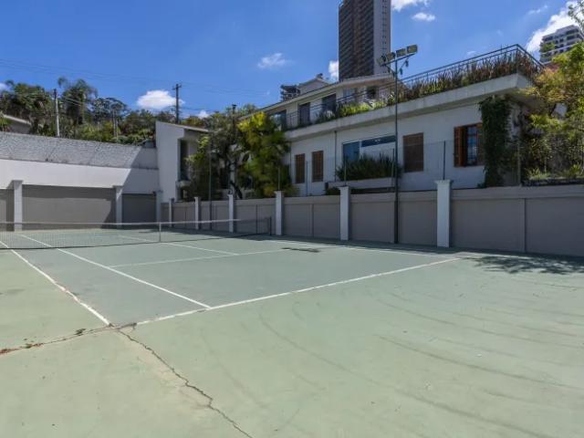 Casa com quadra de tênis privativa