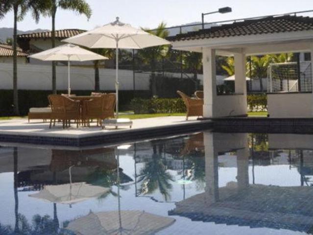 Casa com quadra poliesportiva no Jardim Acapulco em Guarujá