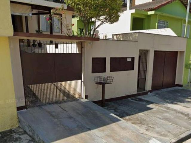 Casa com quintal amplo e jardim no Jardim Itapeva