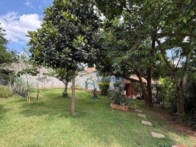 Casa com Quintal Amplo e Jardim em Localização Privilegiada em Atibaia