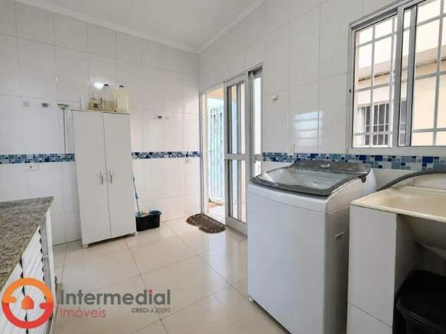 CASA COM QUINTAL AMPLO E LOCALIZAÇÃO PRIVILEGIADA