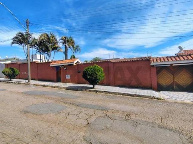Casa com quintal de chácara 840 mt2 em excelente localização urbana