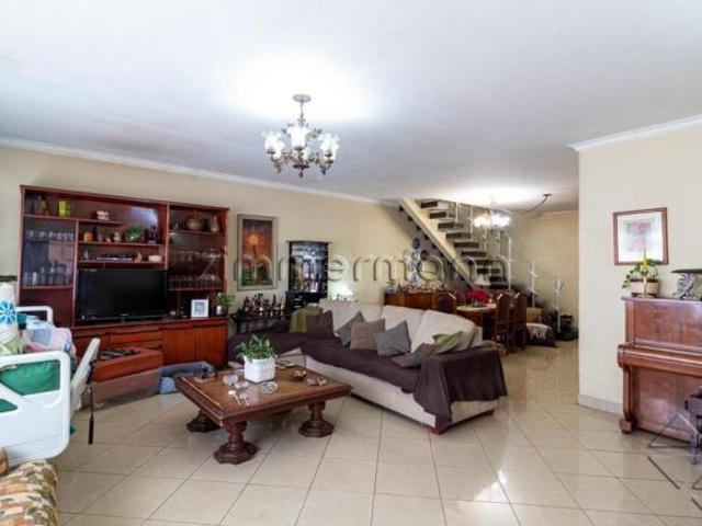 CASA COM QUINTAL E 4 DORMITÓRIOS NO PLANALTO PAULISTA