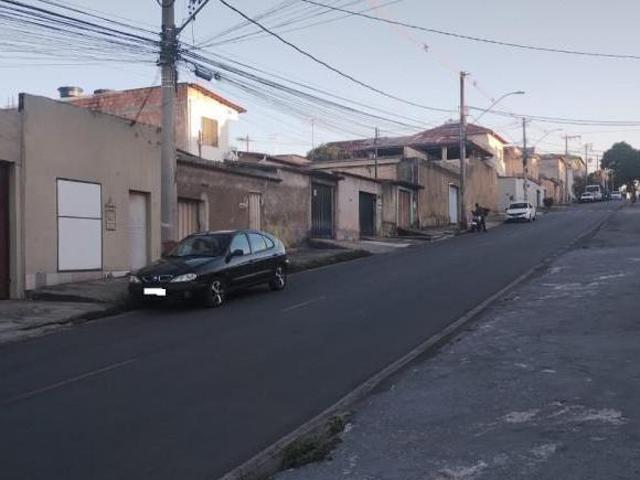 CASA COM QUINTAL E LOJA