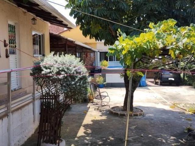 CASA COM QUINTAL E MODERNA
