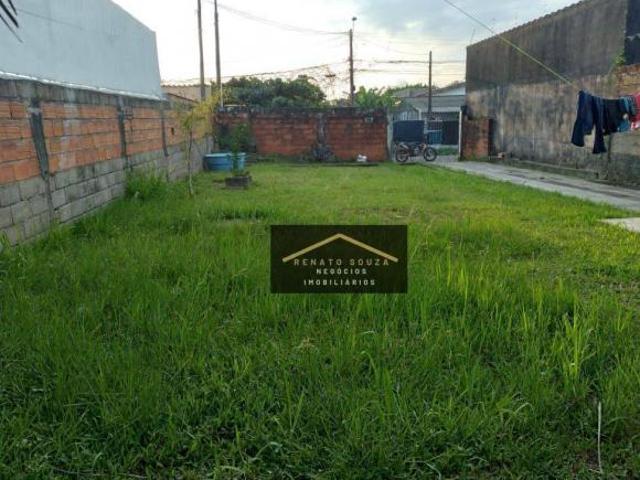 Casa com quintal em bairro residencial de Peruíbe