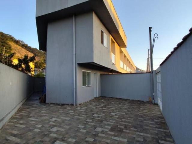 CASA COM QUINTAL GRANDE NO GUARUJÁ VITORIA PARK !
