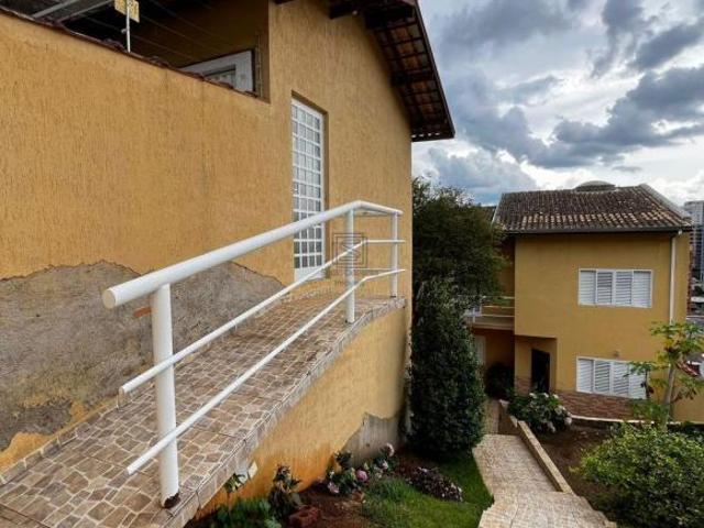 Casa com quintal, varanda, 4 quartos