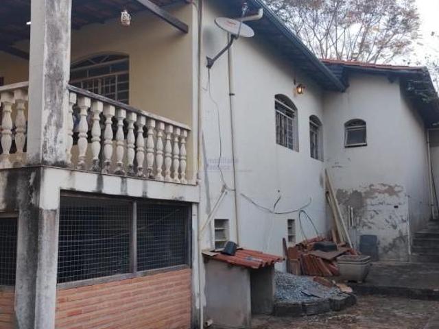 CASA COM QUINTAL, 04 QUARTOS E VAGAS