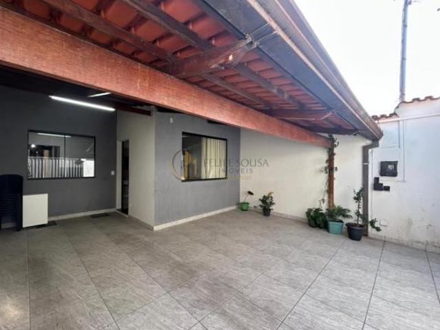 CASA COM QUINTAL 3 QUARTOS E 1 SUITE 2 VAGAS EM EXCELENTE LOCALIZAÇÃO