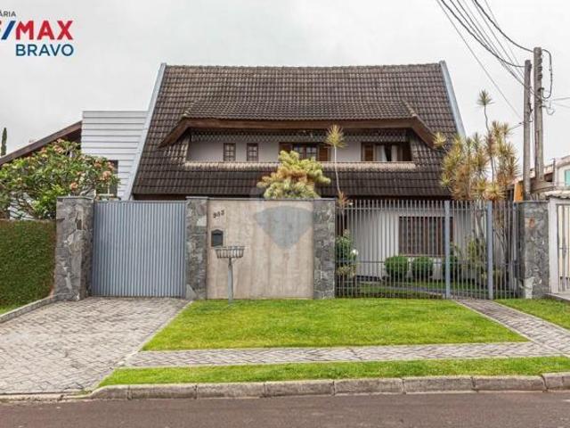 Casa com quintal, 4 quartos, vagas pra 7 carros, com 597m2 de terreno, Bairro Jardim das Américas em
