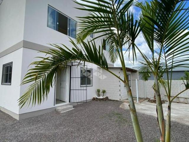 Casa com quiosque e piscina, com 2 dormitórios