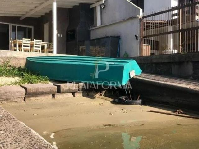 Casa com Rampa e Trapiche: 1.200m² à Beira do Rio na Barra em Tramandaí