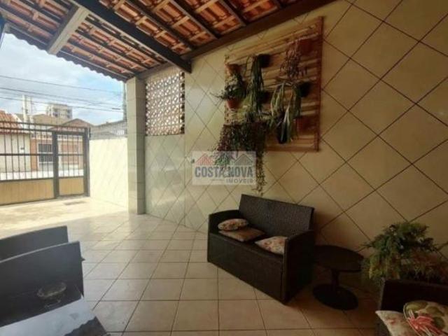 Casa com recuo frontal e lateral à venda no bairro Maracanã, a apenas 150 metros da praia