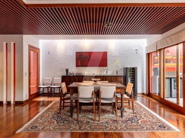 Casa com reforma autoral em endereço tranquilo, no Jardim Luzitânia