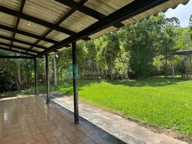 Casa com riacho em Santo Antônio do Pinhal