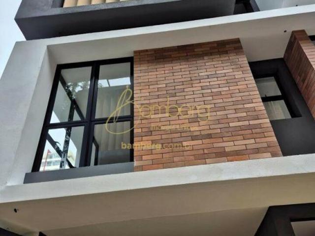 Casa com rooftop, 2 suítes, 2 vagas, arquitetura premiada em vila privativa
