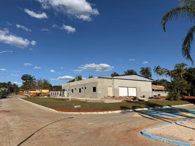 Casa com salão 250 metros
