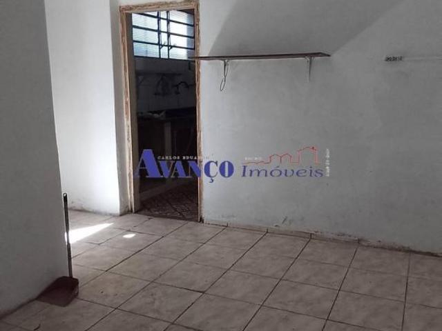 Casa com salão comercial em ótima localização no bairro Vianelo