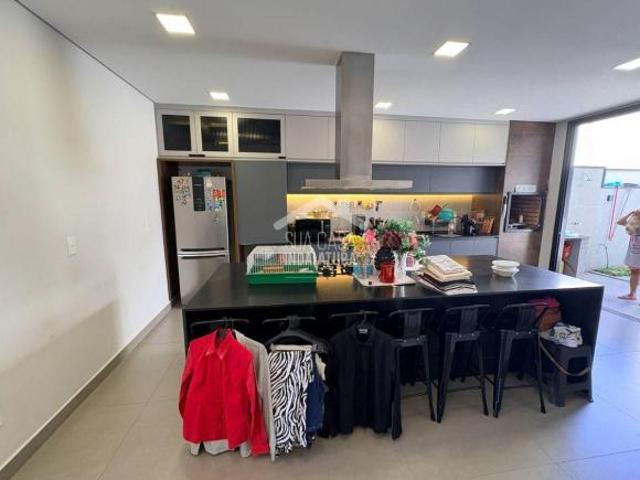 Casa com sala ampla e móveis planejados condomínio Gran Reserve