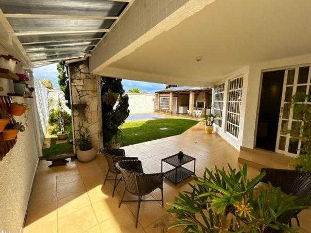 Casa com sala ampla integrada a área de lazer, aconchegante, funcional, escriturada! 61991246747