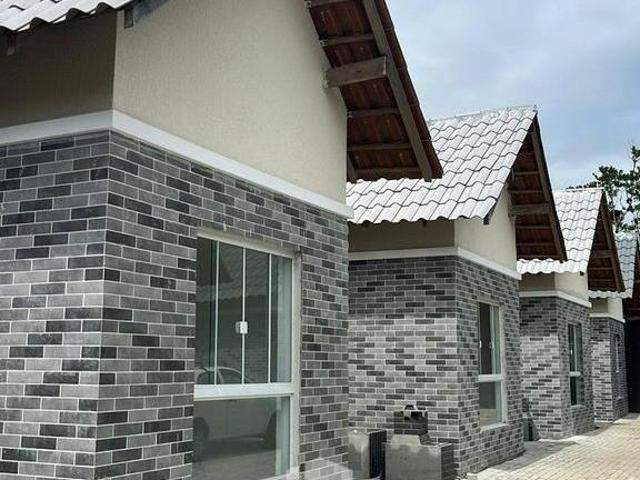 Casa com suíte e jardim, em condomínio Matinhos