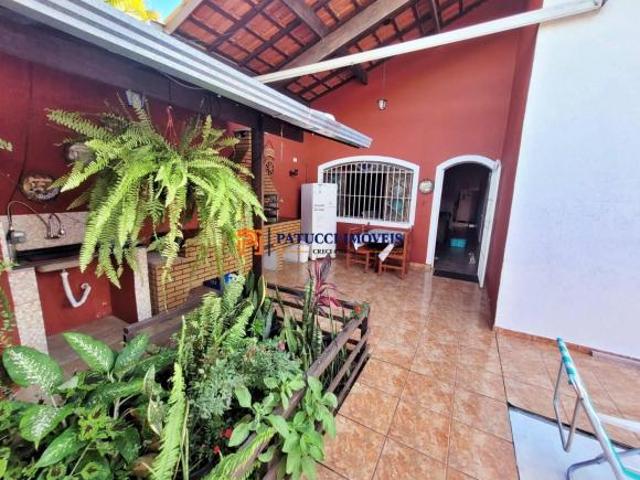 Casa com Suíte, Edícula e Área Gourmet Próxima à Praia