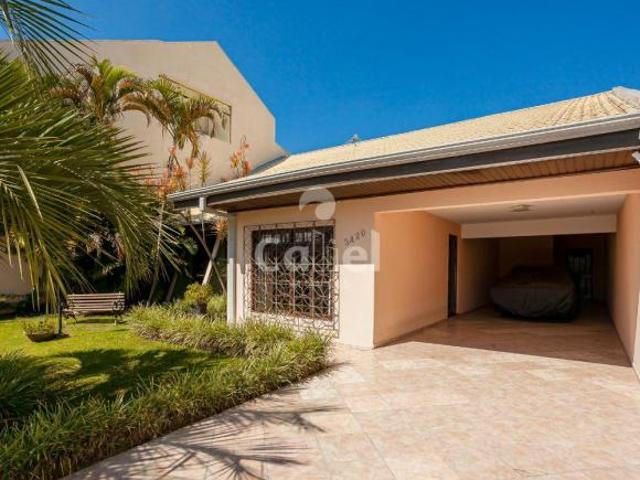 Casa com suíte no Térreo com terreno de 770 m² e 327 m² de área interna