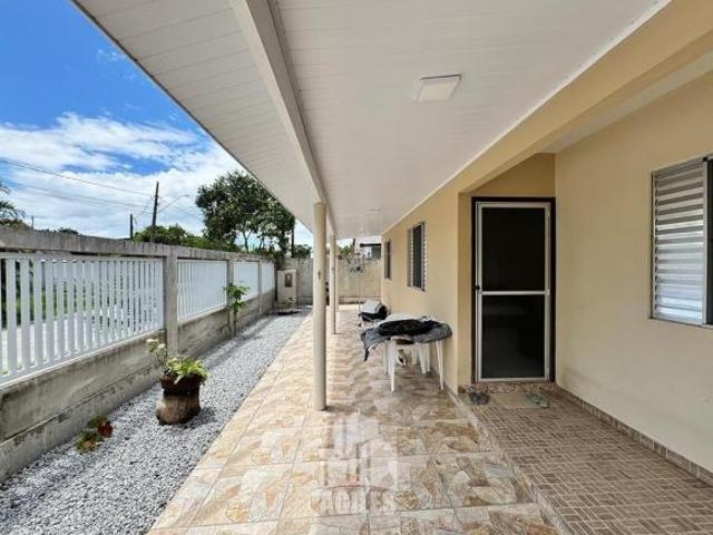 Casa com suíte, sozinha em terreno de esquina