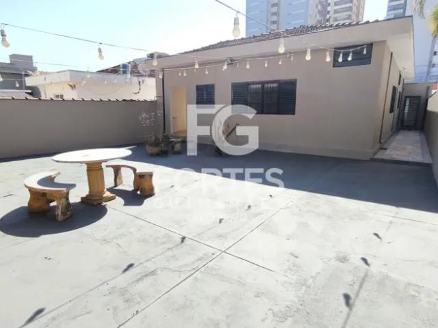 Casa Comercial Térrea 173m² com 3 quartos sendo 1 suíte e com armários, na Rua Camilo De Mattos