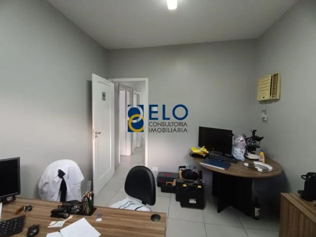 Casa Comercial à Venda em Embaré, Santos SP: 5 Salas, 2 Banheiros, 2 Vagas 200m² de Área Constuída