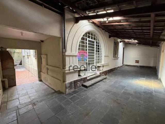 Casa comercial à venda, com 5 suítes, salas, depósito e cozinha, situada em ponto estratégico da Ave
