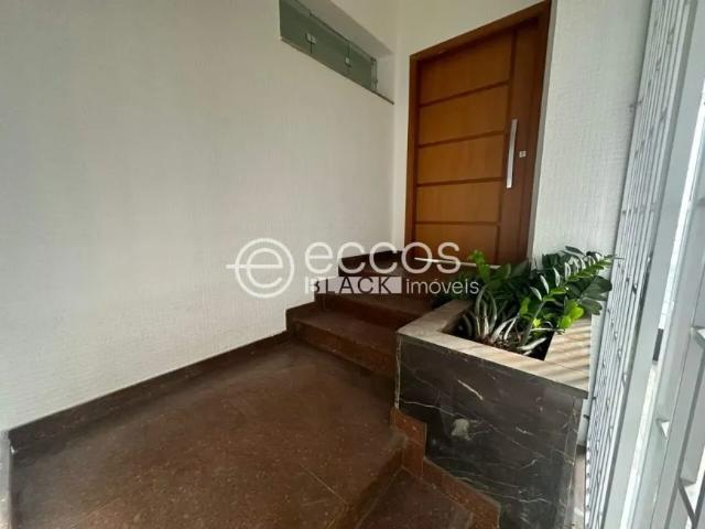 Casa comercial à venda, 7 quartos, 2 suítes, 2 vagas, Tabajaras Uberlândia/MG