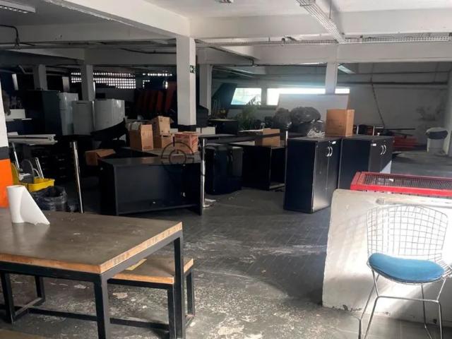 Casa Comercial ao lad a da Estação Borba Gato