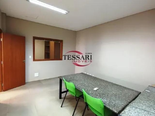 Casa comercial ampla medindo 374,3m², com recepção espaçosa, 11 salas, 6 banheiros