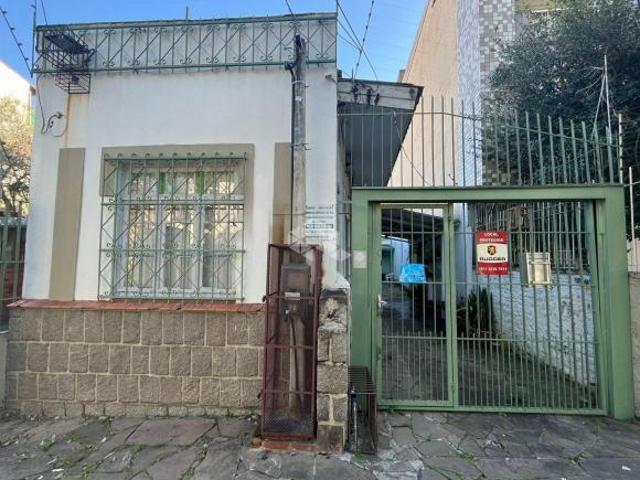 Casa comercial com 3 salas, no bairro Santa Cecilia