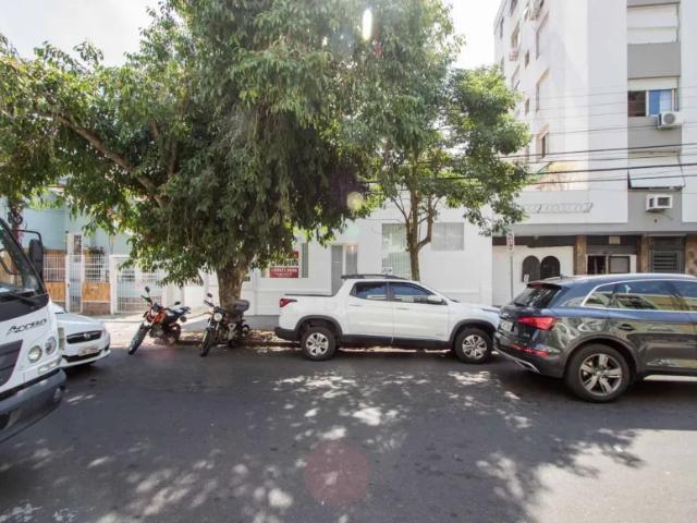 Casa comercial com aproximadamente 157m² privativos