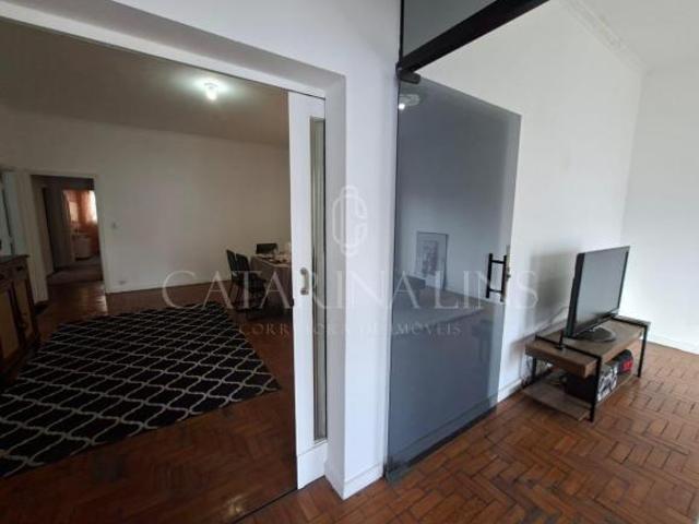 Casa Comercial com Estilo Modernista no Coração da Cidade!