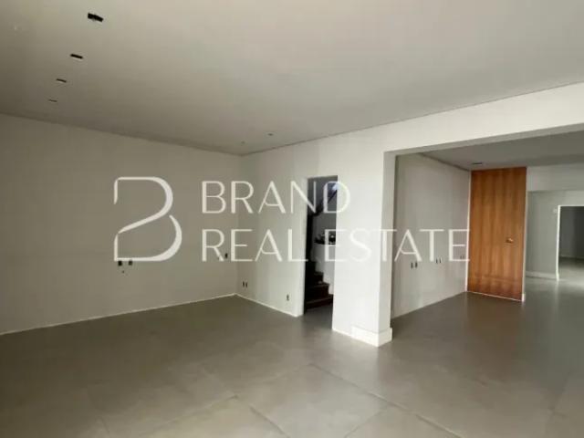 Casa comercial de 230m2, com 07 salas e 04 vagas no Bairro Moema SP