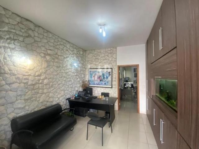 Casa Comercial de 390m² à venda com 7 quartos, 3 banheiros, 2 cozinhas, área gourmet, terraço e 4 va