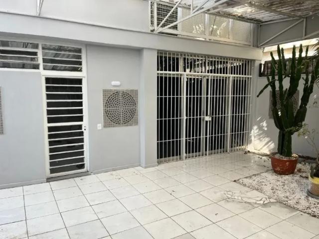 Casa Comercial disponível para venda ou locação com 300m²