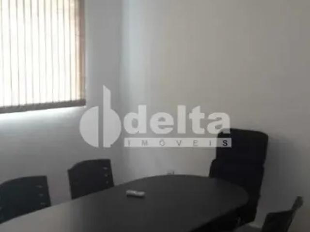 Casa comercial disponível para locação no bairro Lidice em Uberlândia MG