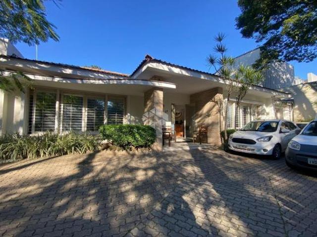 Casa Comercial e Residencial à Venda, 6 dormitórios sendo 2 suítes, Bairro Três Figueiras Porto A