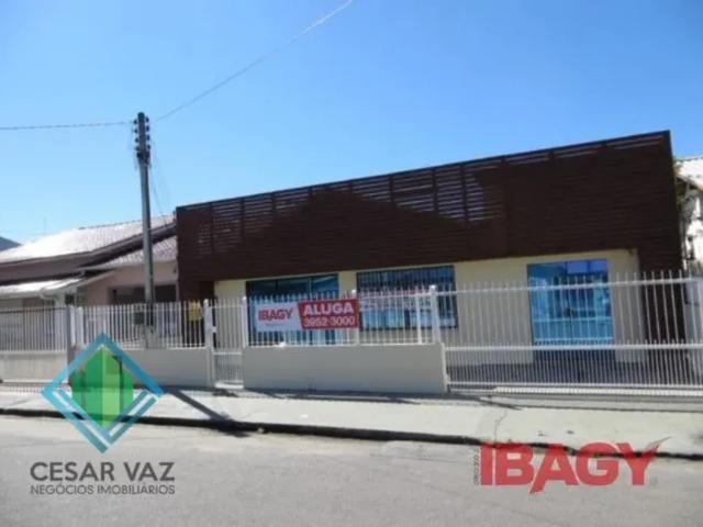 Casa comercial em excelente localização no bairro Roçado
