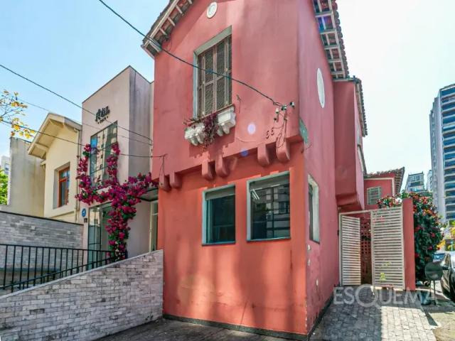 Casa comercial em localização estratégica