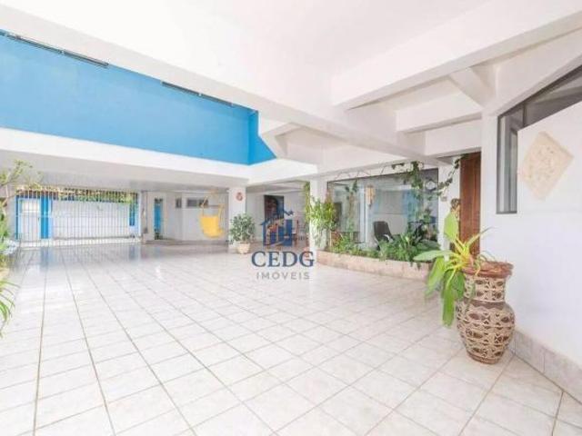 Casa comercial espaçosa no água verde com 8 vagas e terreno amplo